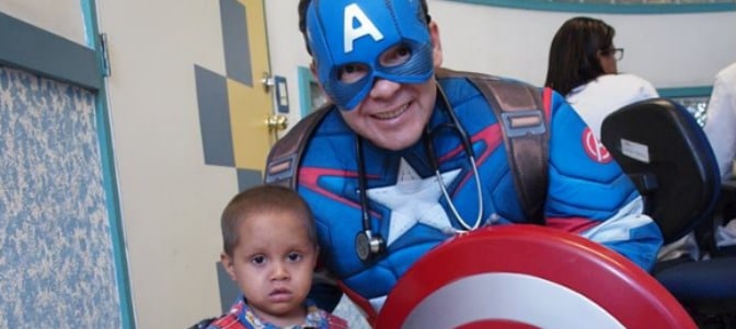 El médico que atiende a niños con cáncer vestido de superhéroe ...