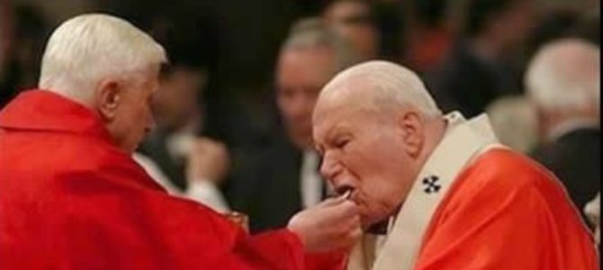 "¿Por qué nos obstinamos en comulgar de pie y en la mano?" - InfoVaticana