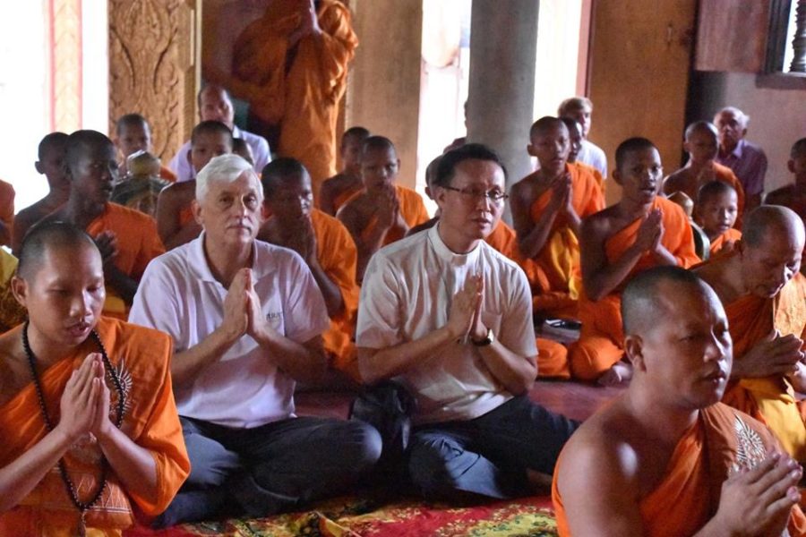 Arturo Sosa medita con budistas en Camboya en una imagen sorprendente ...