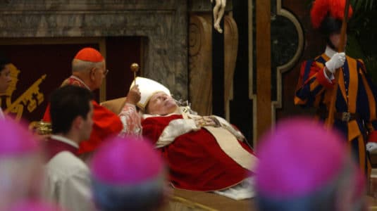 El cargo de camarlengo está vacante ¿En qué consiste ese puesto ...