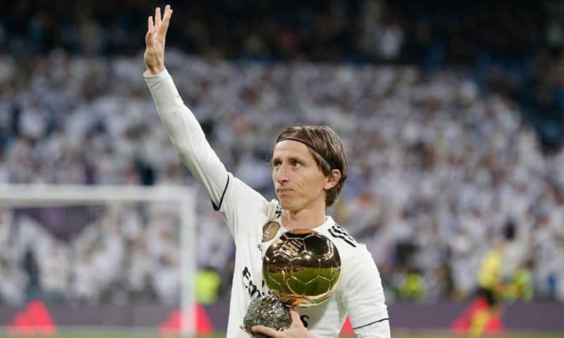 El futbolista Luka Modric orgulloso de la Primera Comunión de su hijo ...