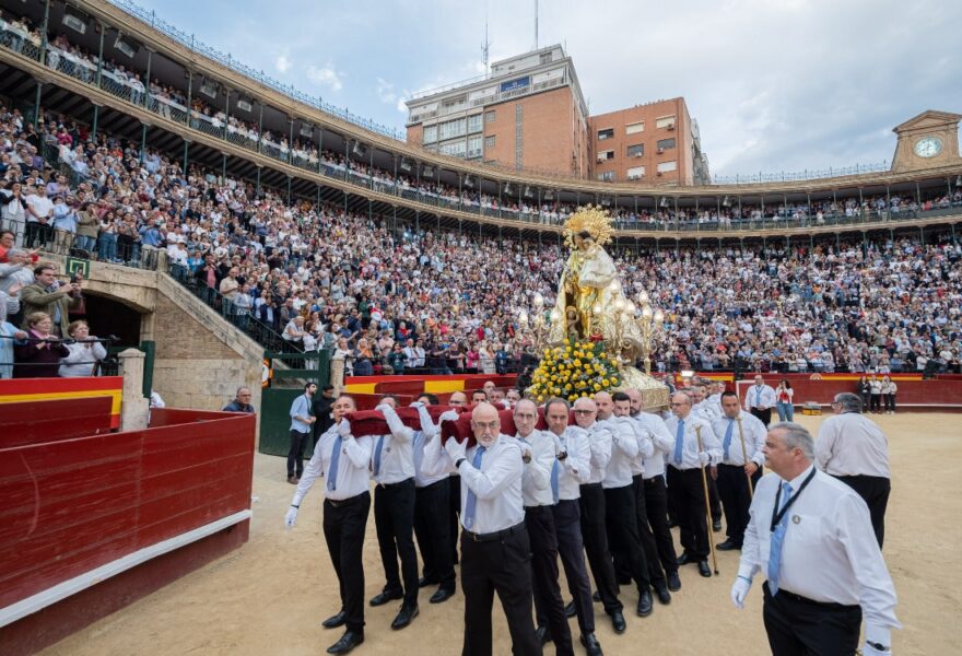 Miles de personas abarrotan la plaza de toros de Valencia en una gran ...