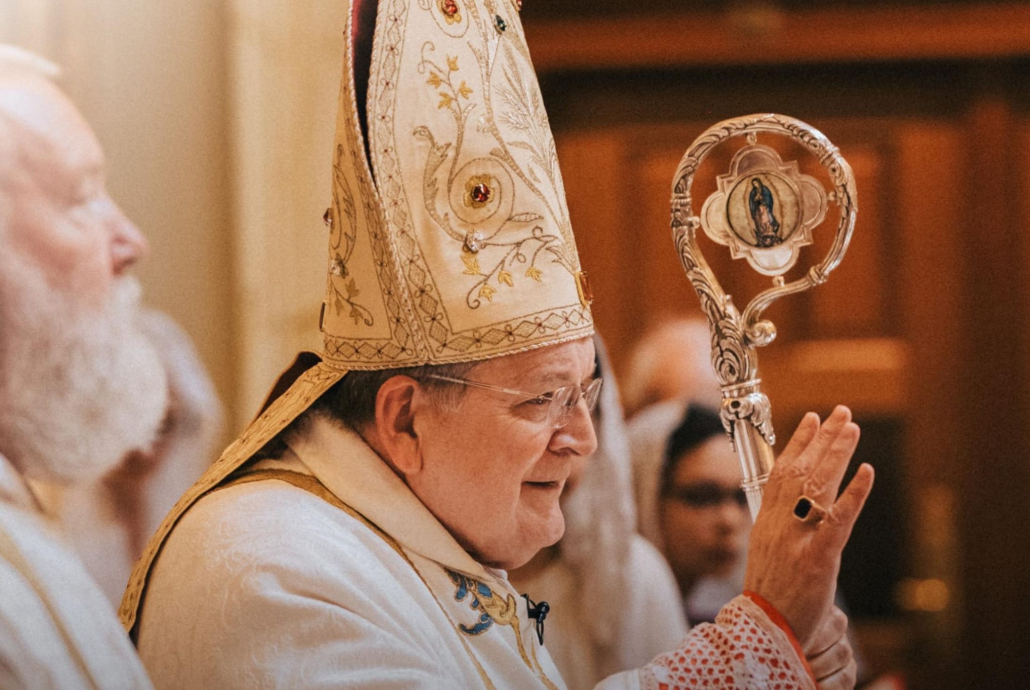 El Cardenal Burke conmemora 50 años de sacerdocio rezando por el Papa ...