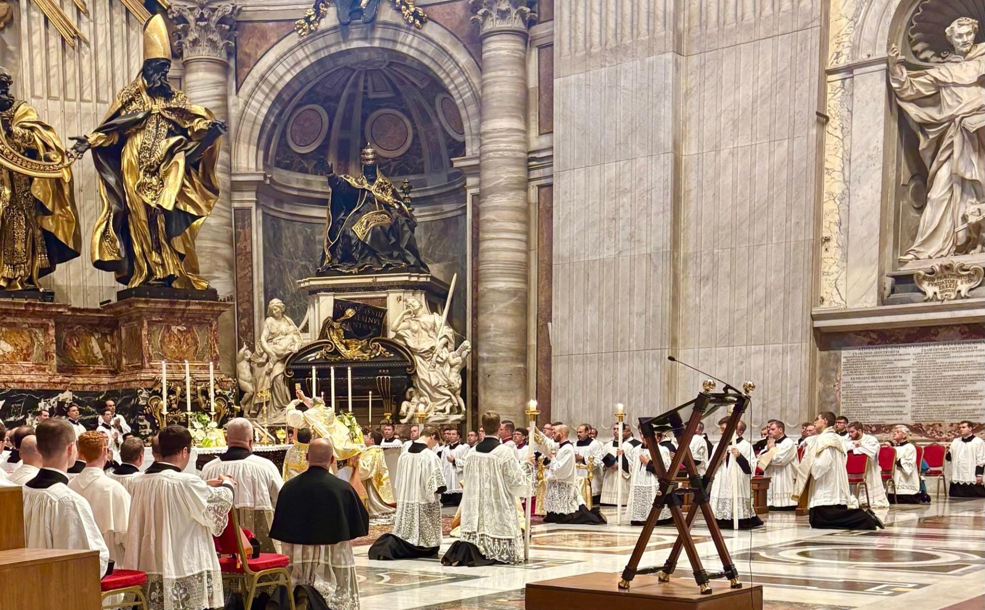 O rito tradicional volta ao Altar da Cátedra de São Pedro – INFOVATICANA