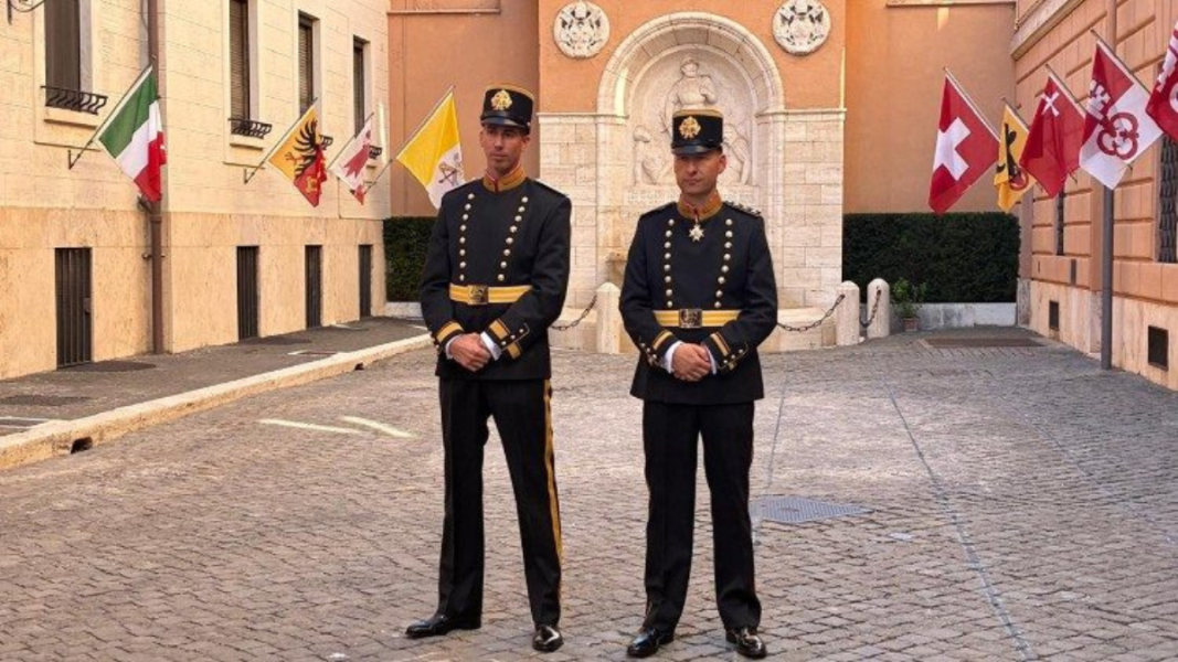 La Guardia Suiza estrena nuevo uniforme de gala en el Vaticano ...