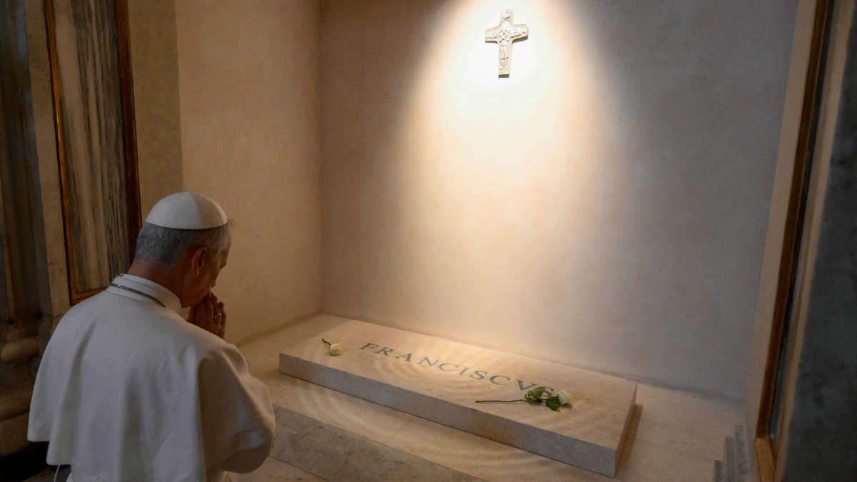 The Death of a Pope and the Loss of the Sense of the Sacred – INFOVATICANA
