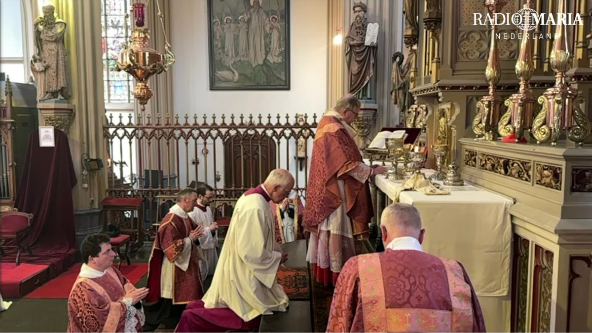 Cardinal Eijk celebrates his first Pontifical Mass in the traditional ...