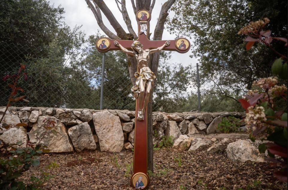 Italian soldiers restore in Lebanon the crucifix desecrated by an ...