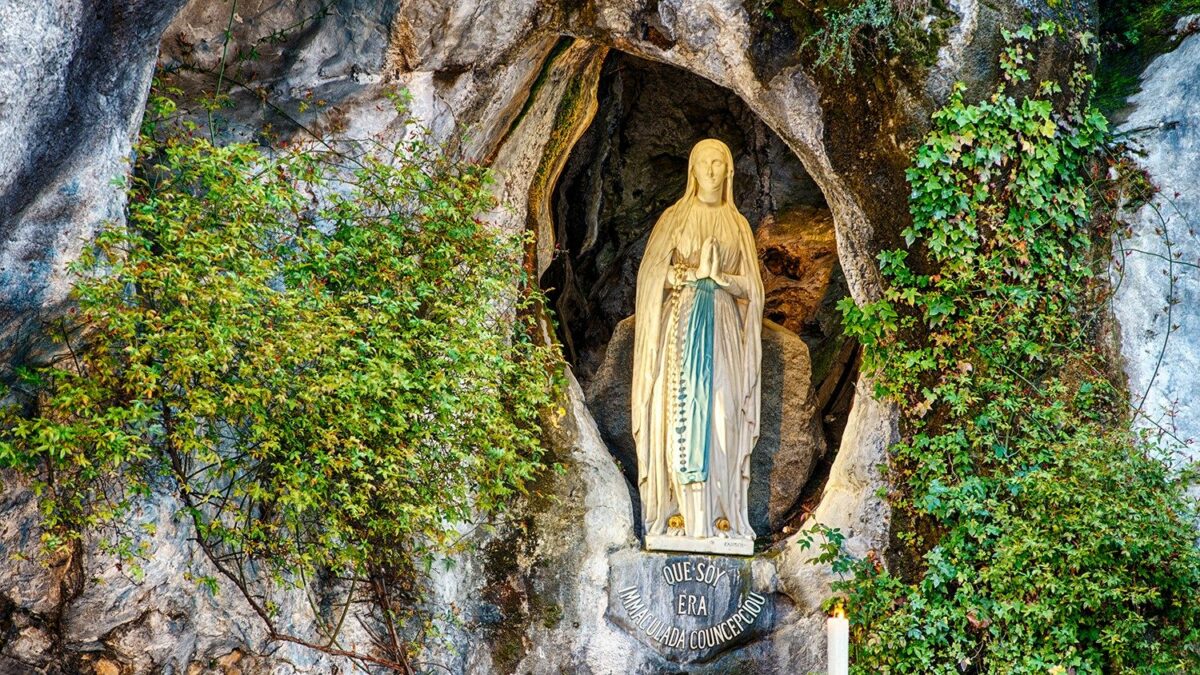 La Virgen coronada de flores: Lourdes revive una tradición centenaria ...