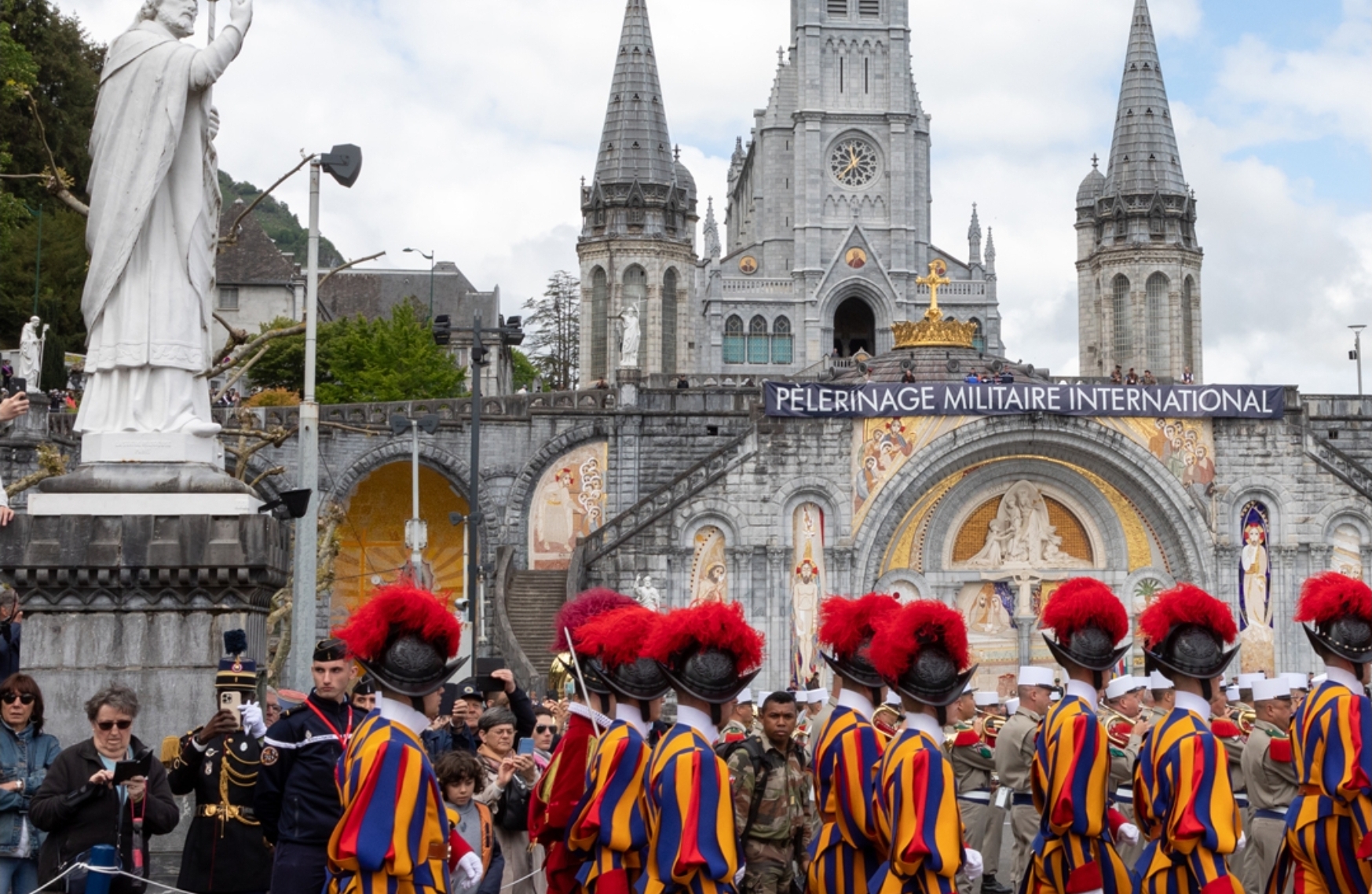 Milhares de militares de 40 nações peregrinam a Lourdes sob o lema ...