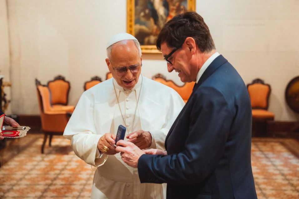 The Pope receives three gifts that «summarize the history, culture and ...